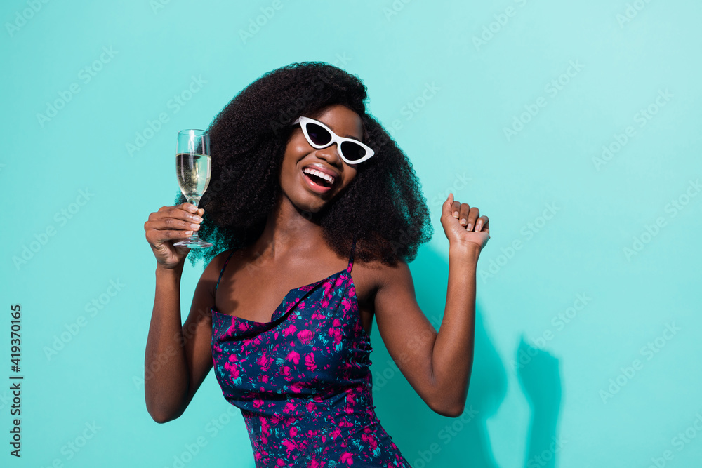Poster Affiche Photo portrait funky girl dancing with champagne glass at party on holiday summe 40x26.7 cm