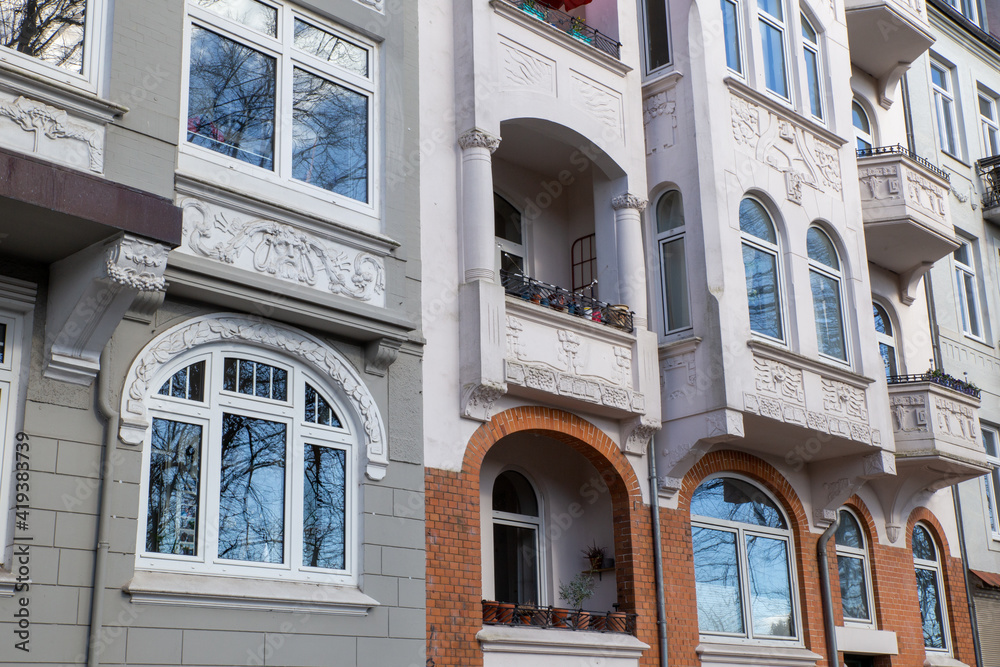 Erker und Loggia mit Rundbogen in Haus im Jugendstil in Flensburg. foto ...