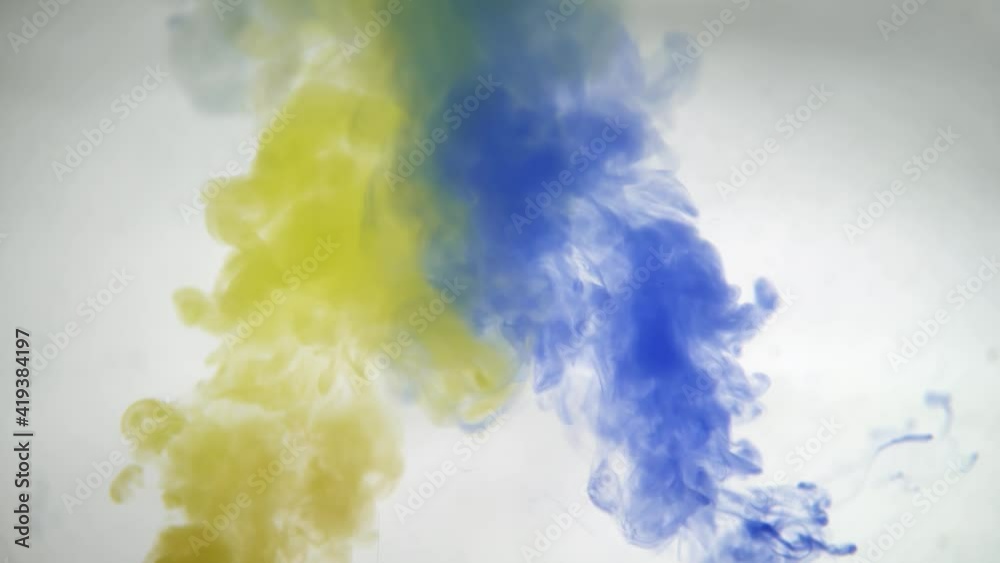 Mixing yellow and blue paint colors in water. Colo 素材庫影片 | Adobe Stock