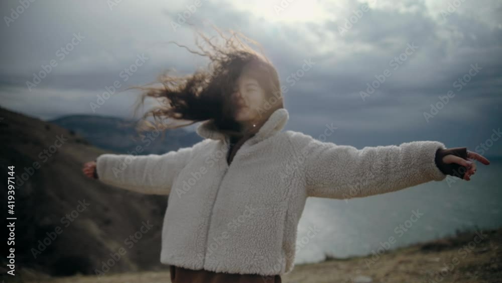 Vidéo Stock Free Happy Young Hiker Woman in warm jaket looking up with ...