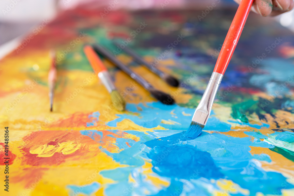 Foto de Crop unrecognizable male painter using professional brush ...