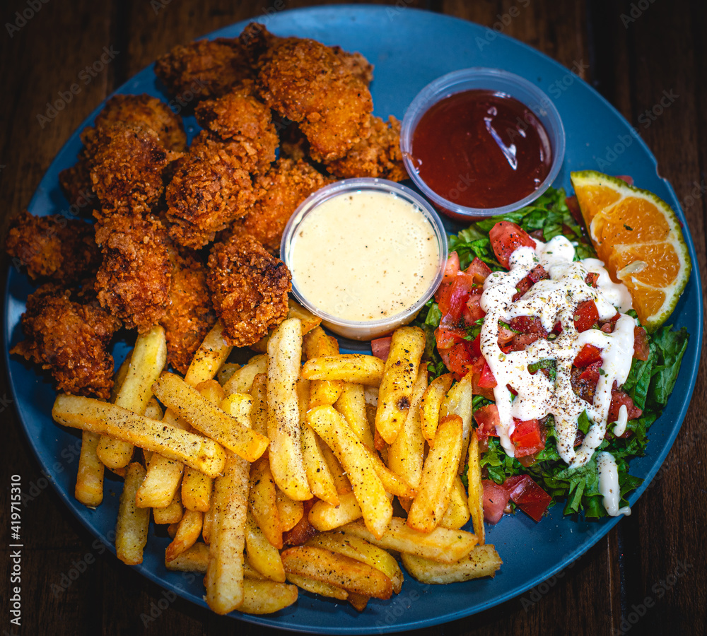 Orden de nugget con papas a la francesa mas ensalada y aderezos todo ...