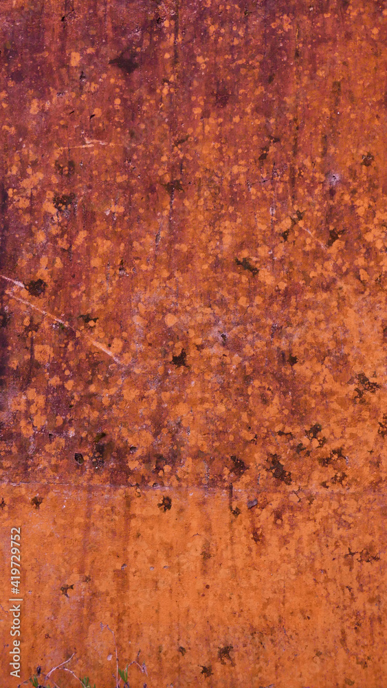 pared exterior antigua muy colorida y manchada producto de la corrosión ...