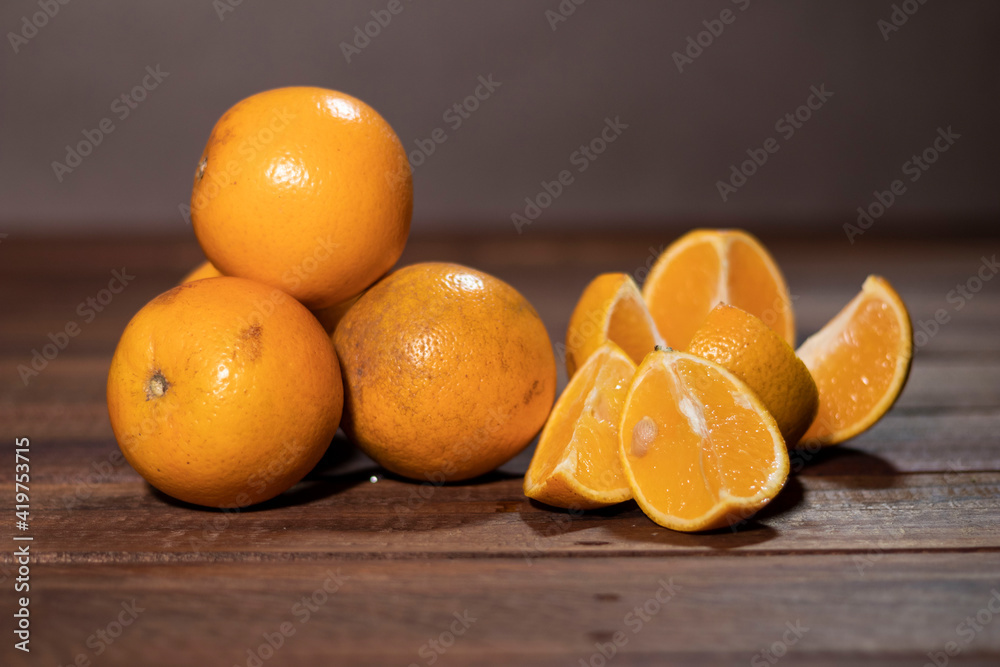 naranjas partidas sobre base de madera Stock Photo | Adobe Stock