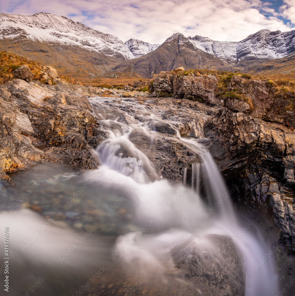 Foto de Cascade and waterfall at the Fairy Pools on the Isle of Skye in ...