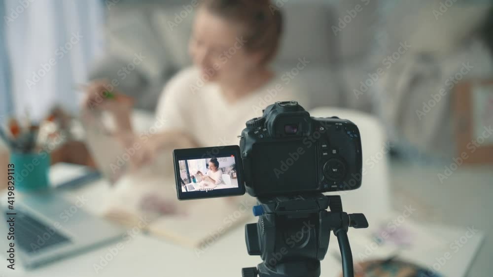 Vidéo Stock Camera recording a video tutorial. Streamer at home. Young ...