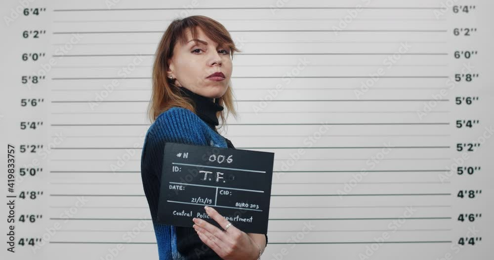 Video „Mugshot of arrested woman in 40s turning head and looking to ...