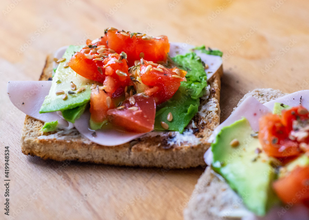Menu saludable de tostadas con pavo, aguacate, tomate cherry y queso ...