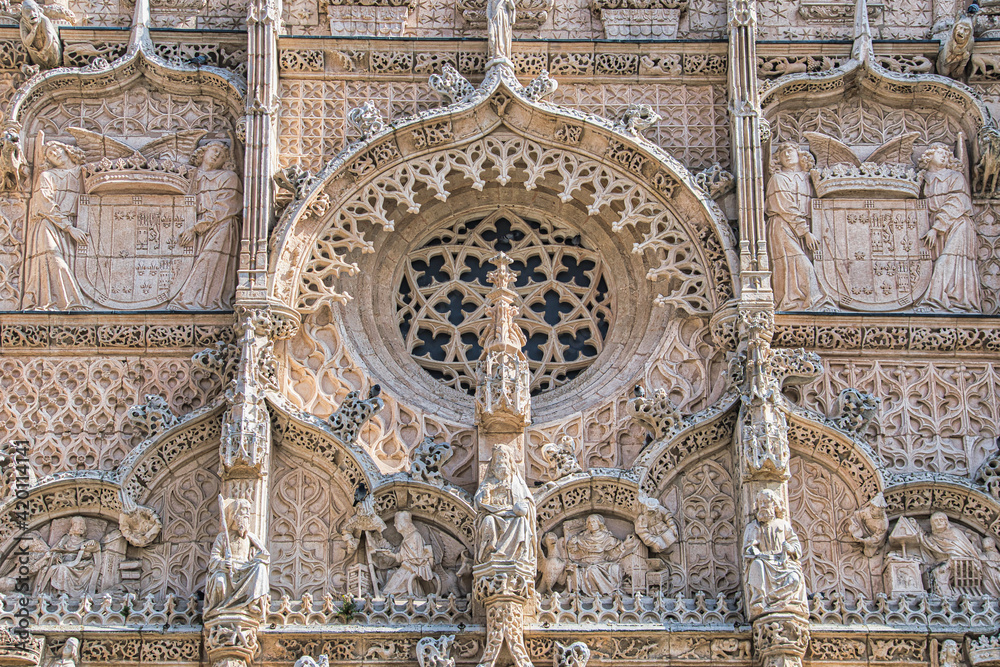 Rosetón y arquitectura estilo gótico isabelino en la fachada iglesia conventual de San Pablo en ...