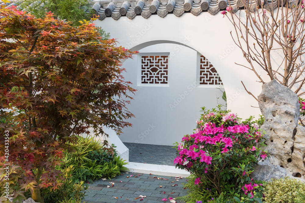 Foto de A Moon Gate is a circular opening in a garden wall that acts as ...