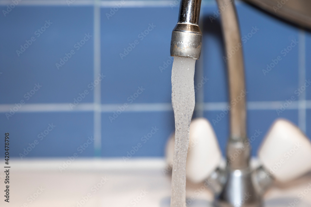 eau du robinet qui coule Stock Photo | Adobe Stock