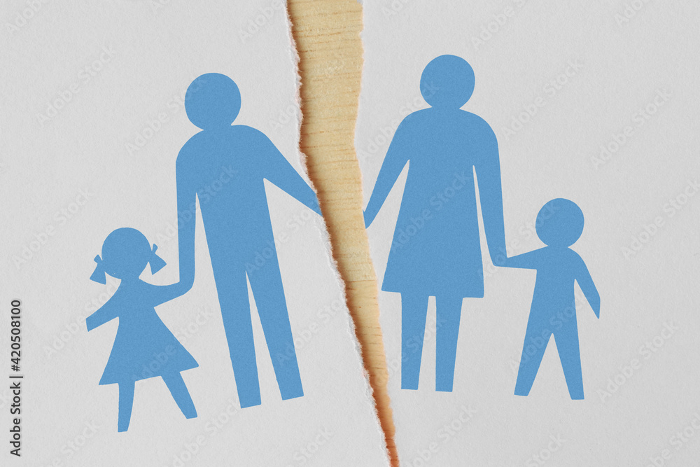 Foto de Torn paper with divorced family drawing - Divorce and broken ...