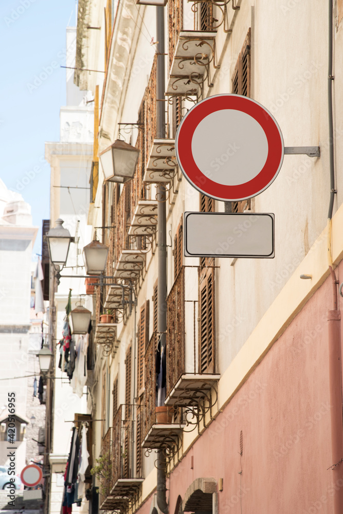 cartello stradale con divieto d'accesso in contesto urbano Stock Photo ...