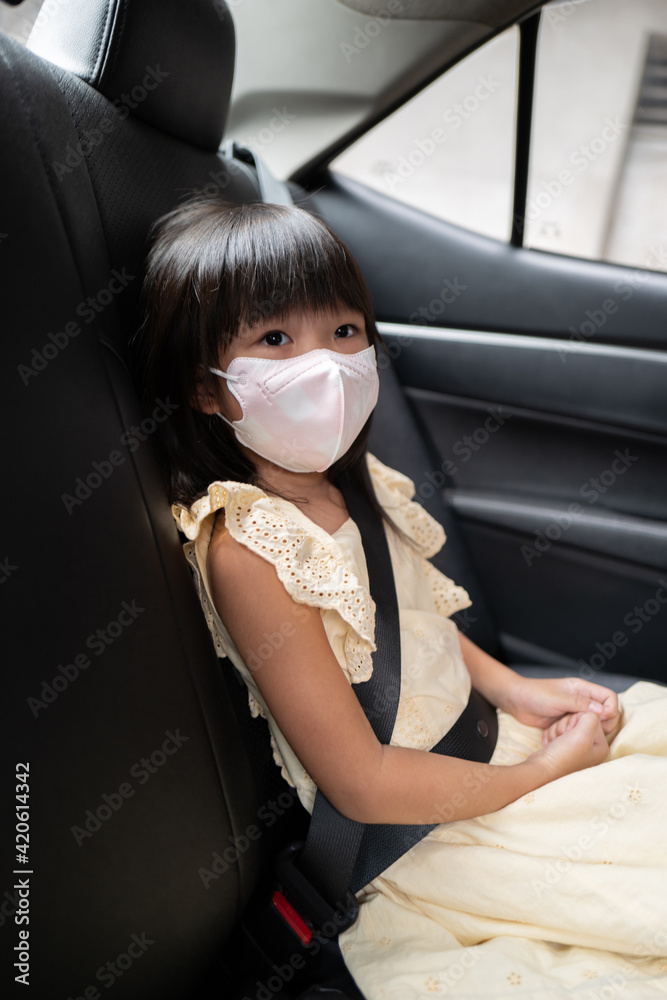 Little girl wearing seat belt sitting in the back seat of the ca Stock ...