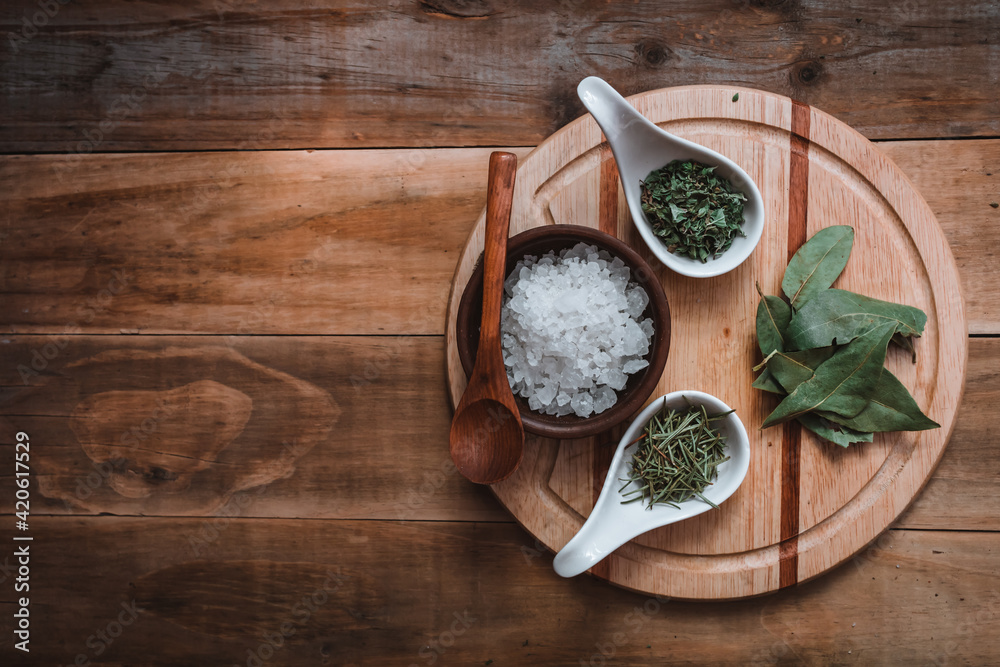 posillo de ceramica con sal, acompañado de dos posillos blancos con ...