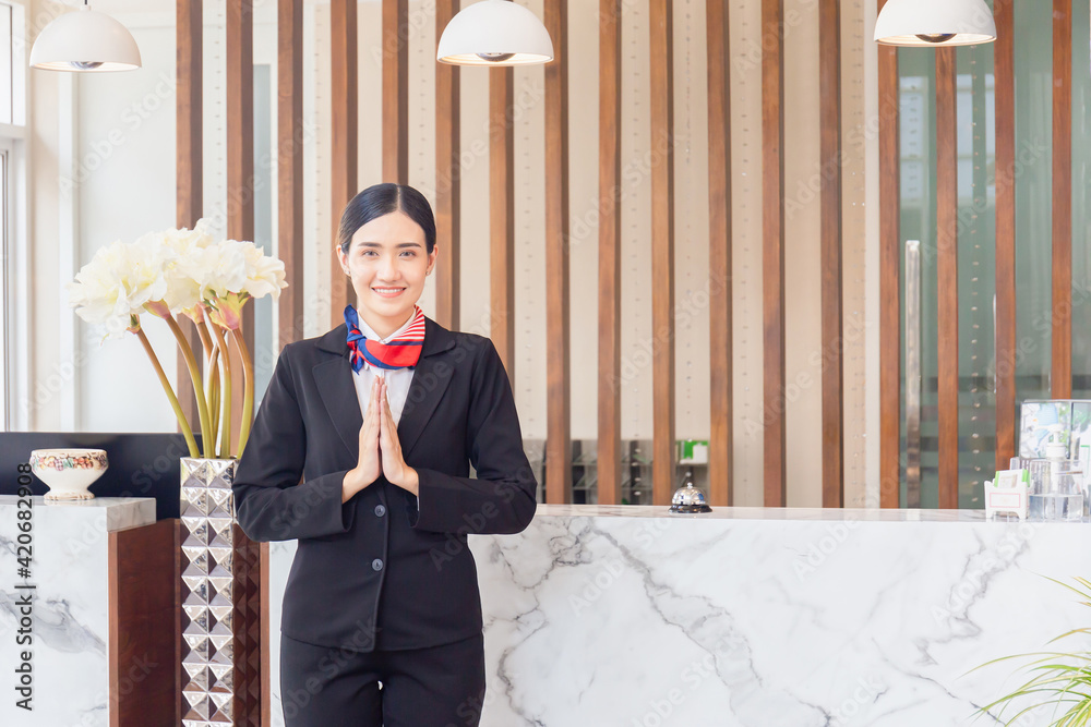 Young asian woman receptionist at reception desk with pay respect ...
