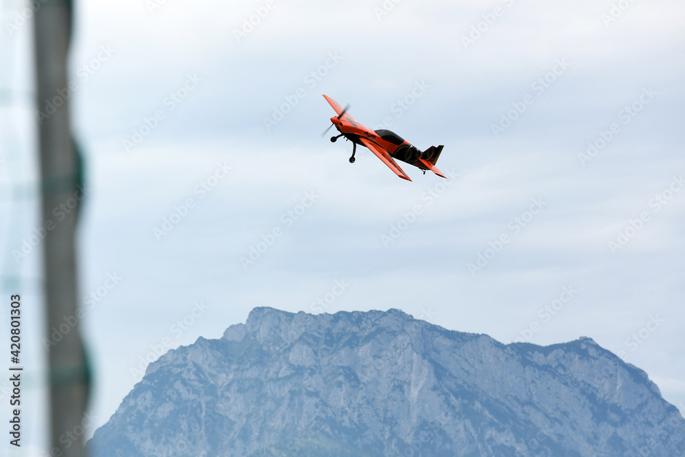 Modellflugzeug mit dem Traunstein im Hintergrund, Salzkammergut ...