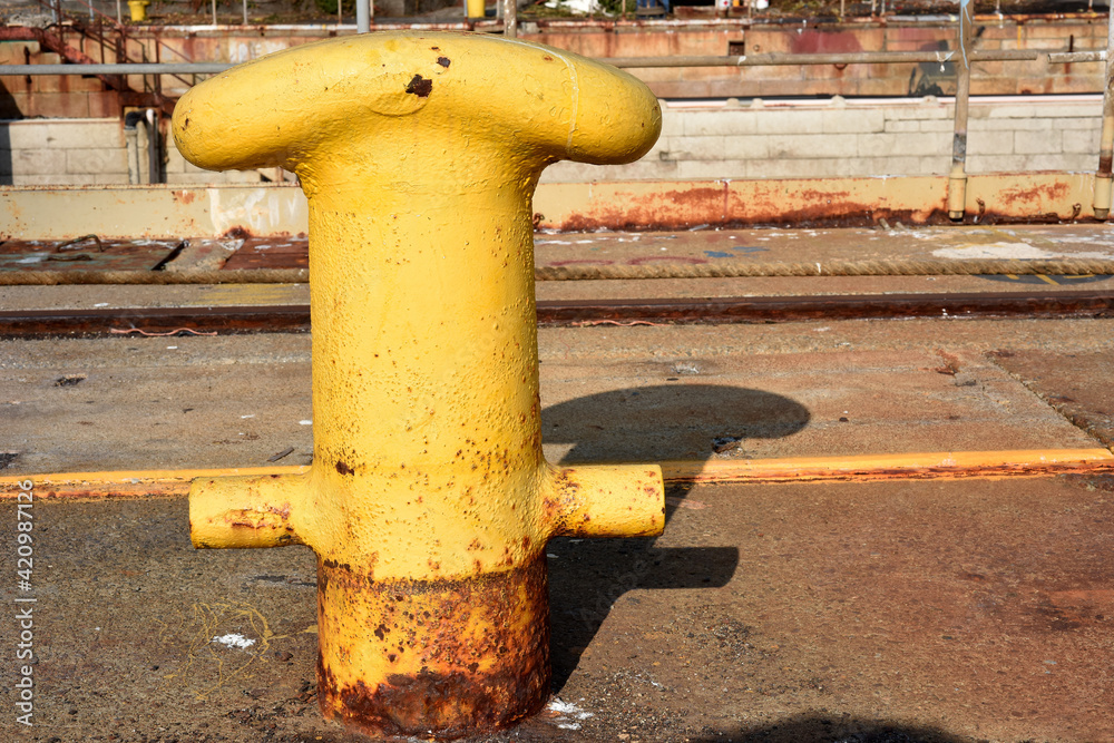 Bitta di colore giallo dove vengono legati i cavi di ormeggio Stock ...