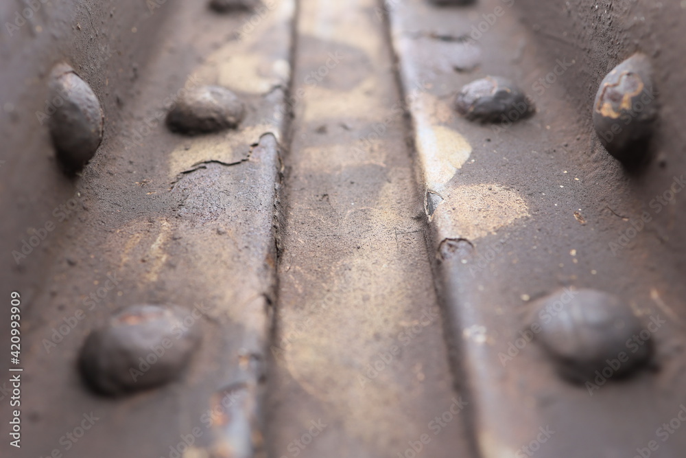 Stalowe zardzewiałe, elementy mostu kolejowego nad rzeką. Stock Photo ...
