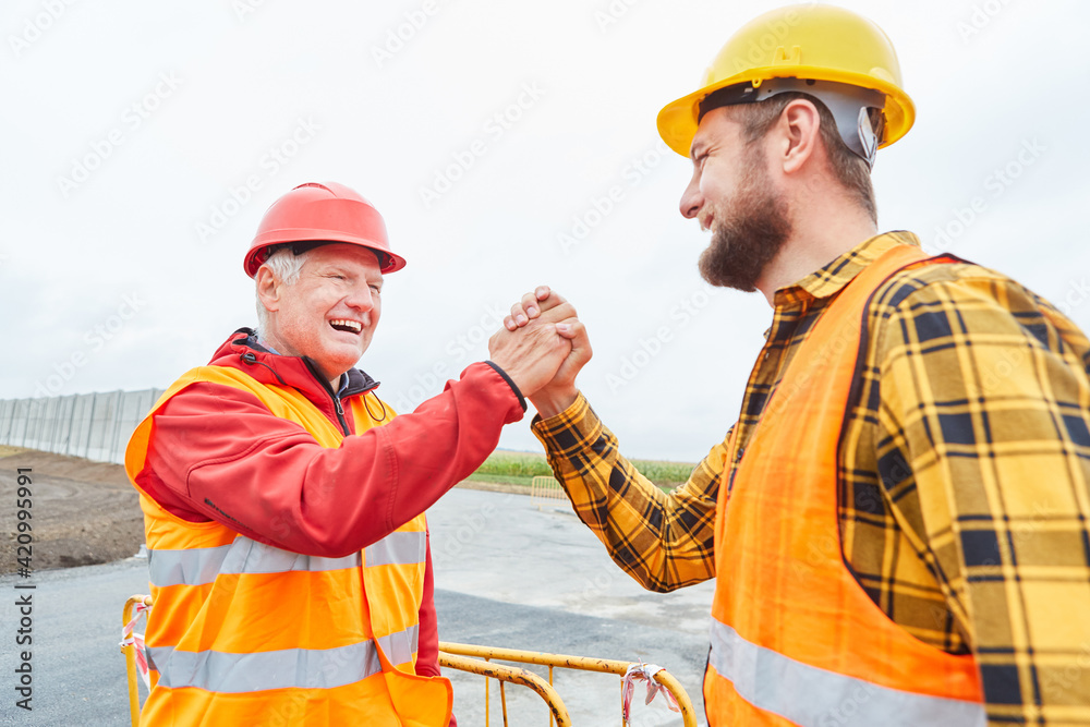 Architekt und Bauarbeiter begrüßen sich mit Handschlag Stock Photo ...
