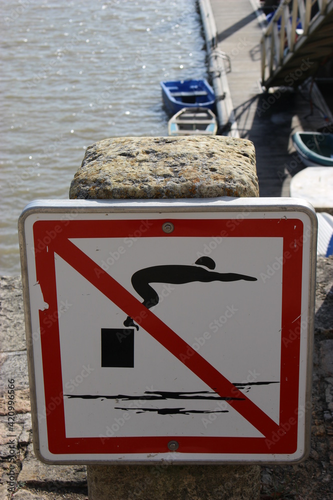 Panneau interdiction de plongée sur le port de saint-Georges-de-Didonne ...