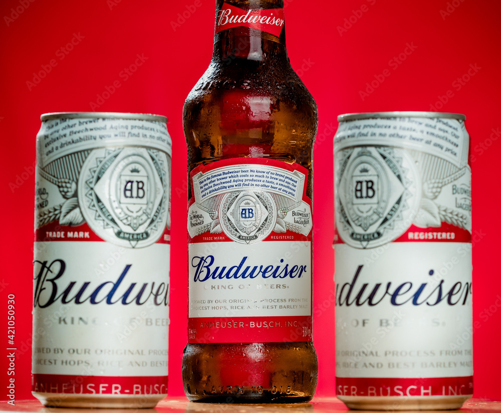 Cerveja Budweiser. Latas e uma garrafa de cerveja da marca Budweiser ...