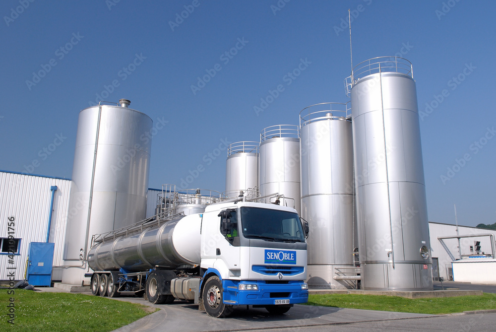 Usine SENOBLE Gruchet le Valasse (Seine-maritime). Tanks de stockage de ...