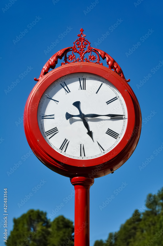 Uhr Vintage rot alt Ziffernblatt Nostalgie römische Zahlen Sonne blauer ...