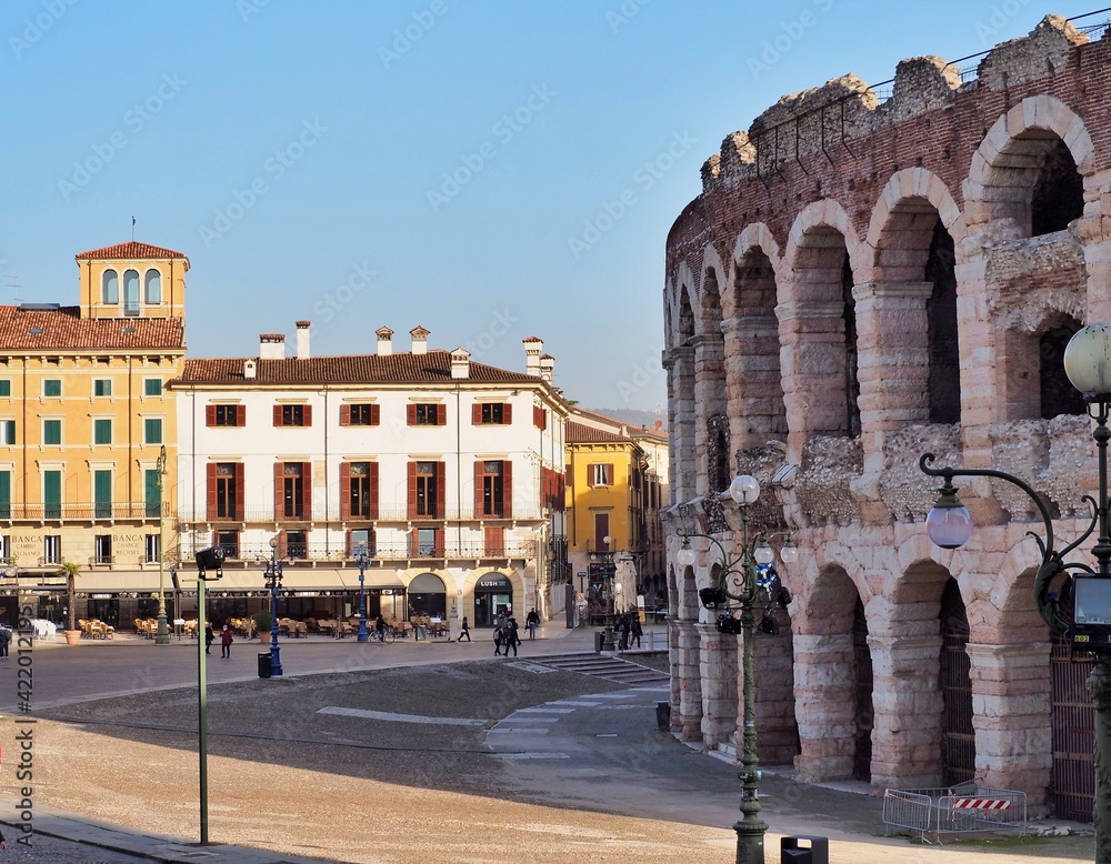 Piazza Bra, o più semplicemente la Bra, è la più grande piazza di ...