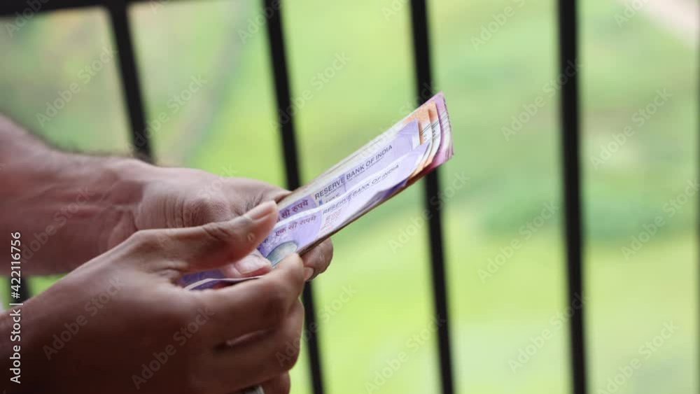 Vídeo do Stock: Counting Indian currency Rupee , hand giving Indian ...