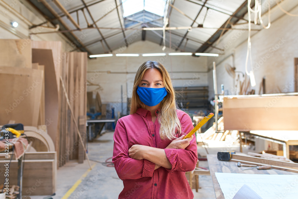 Frau als Handwerker Lehrling mit Mundschutz Stock Photo | Adobe Stock