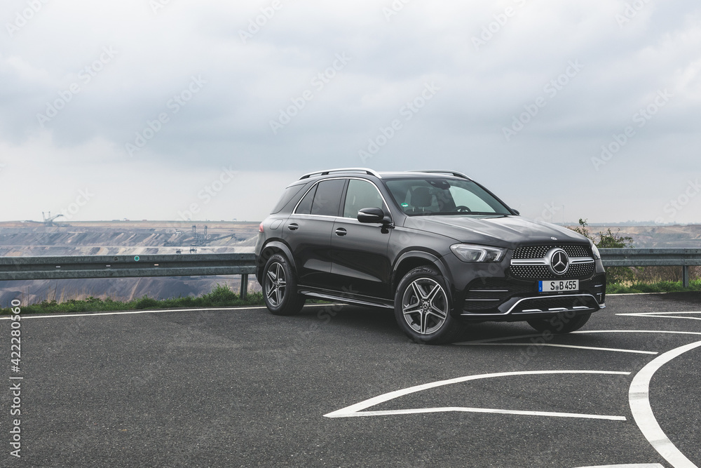 Mercedes-Benz GLE 450 vor Tagebau Stock-Foto | Adobe Stock