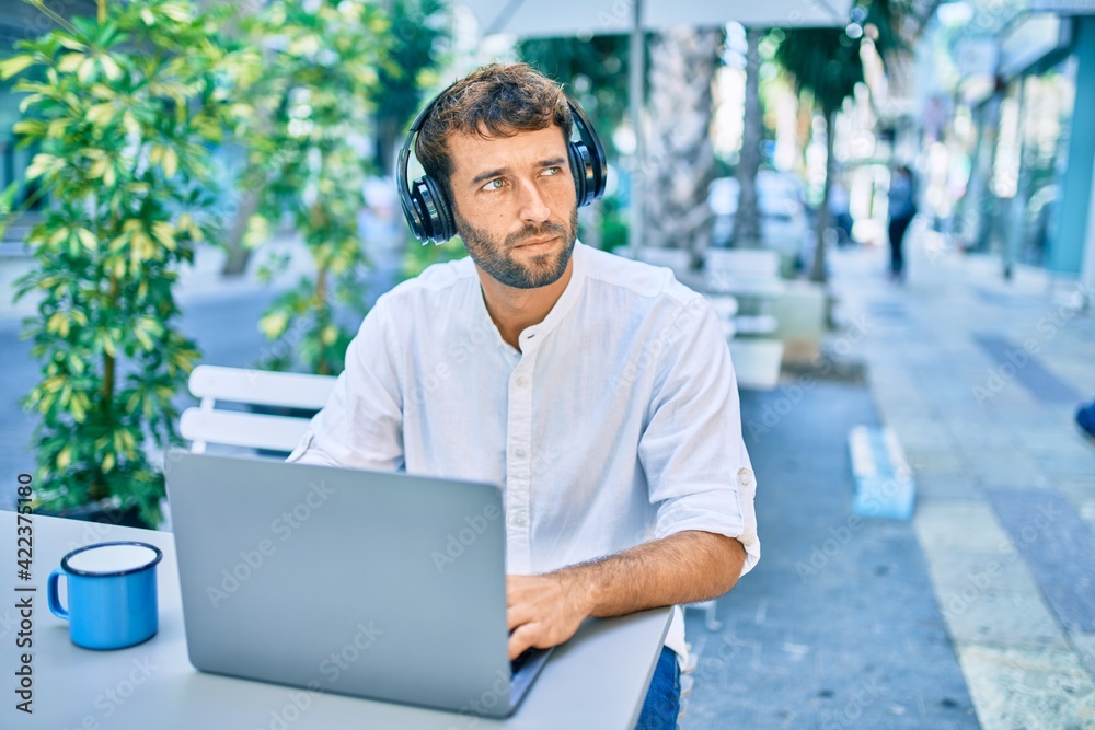 Handsome man with beard wearing casual white shirt on a sunny day ...