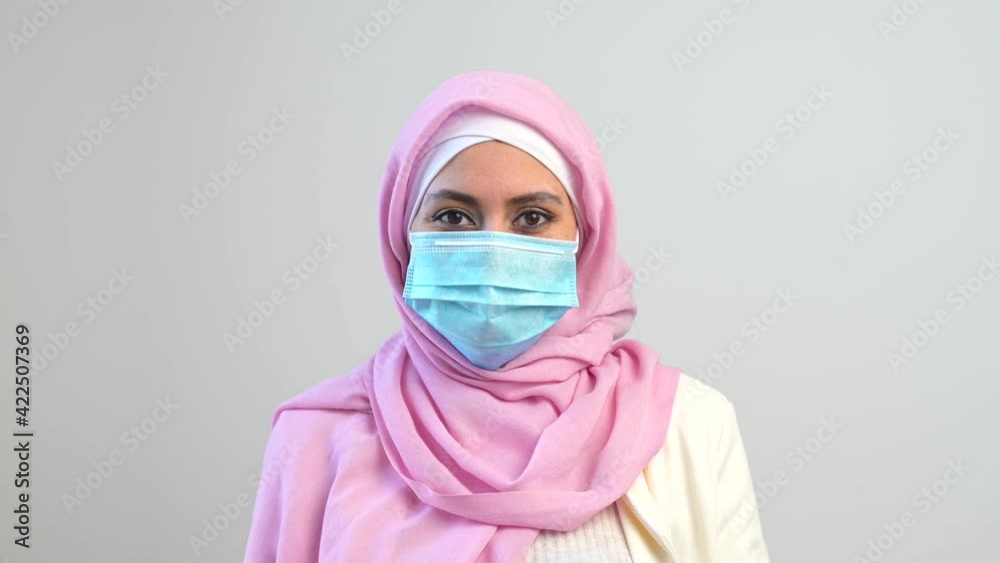 Vidéo Stock Pandemic lifestyle concepts. An smiling islamic woman ...