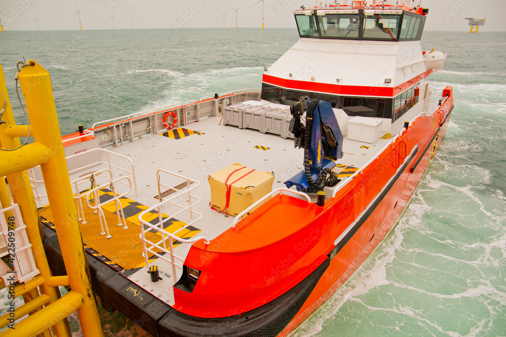 Foto de Crew transfer vessel on docking station of parent vessel do ...