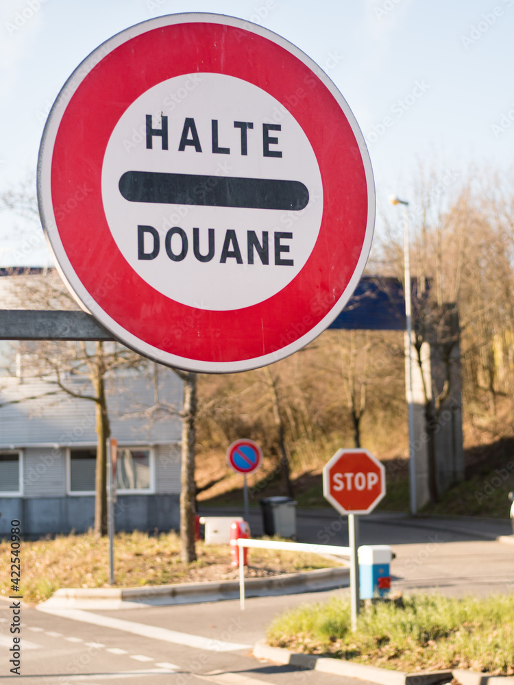 Panneau halte douane à une frontière française Stock Photo | Adobe Stock