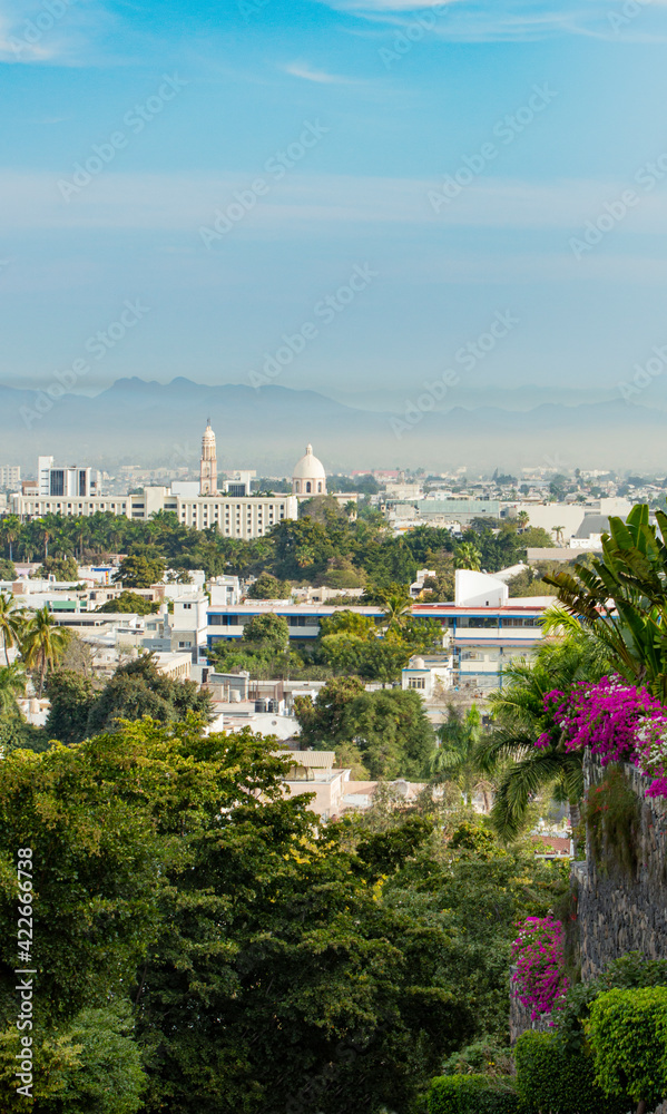 Vista de Culiacán, Sinaloa, hacia el centro histórico donde sobresale ...