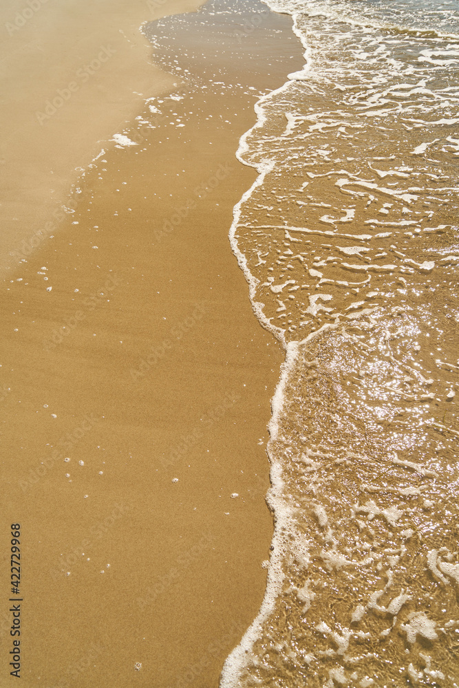 Ufer mit Wasser und Gischt am Sand Strand der Ostsee Stock Photo ...