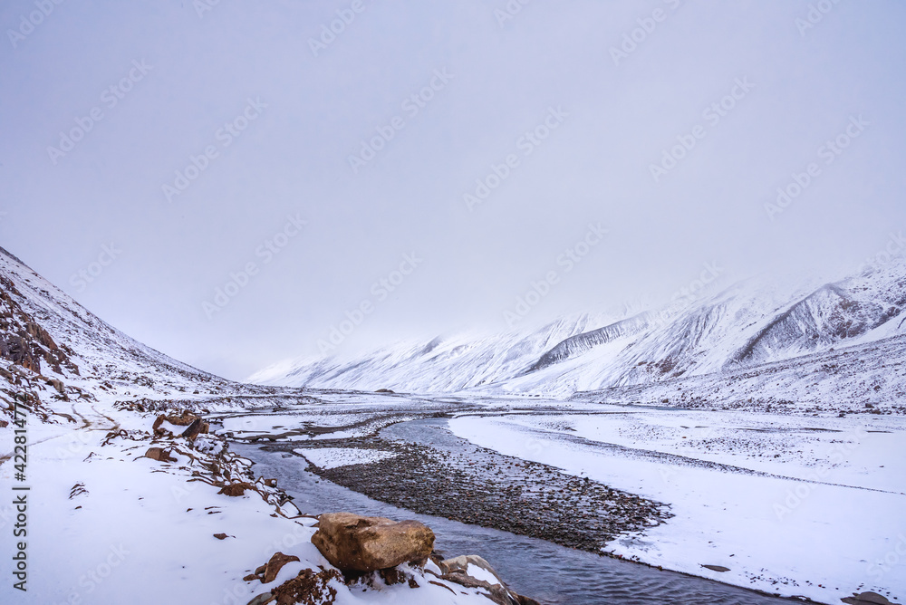 Snow covered beautiful landscape of Chandra river valley in Spiti ...