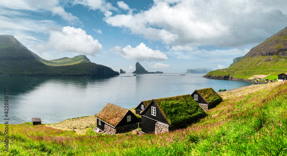 Picturesque view of tradicional faroese grass-covered houses in the ...