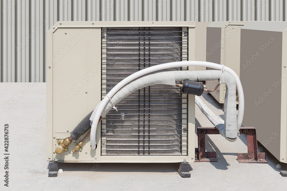 Foto de Condenser unit or compressor outside industrial plant building ...