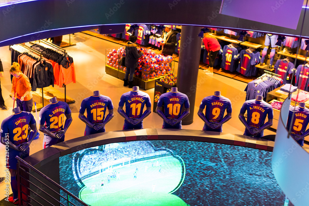 Foto de BARCELONA, SPAIN - 12 JANUARY 2018: Official Store FC Barcelona ...