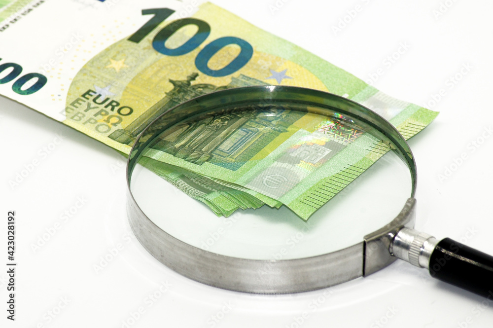 100 Euro Geldscheine unter der Lupe auf weißem Hintergrund Stock-Foto ...