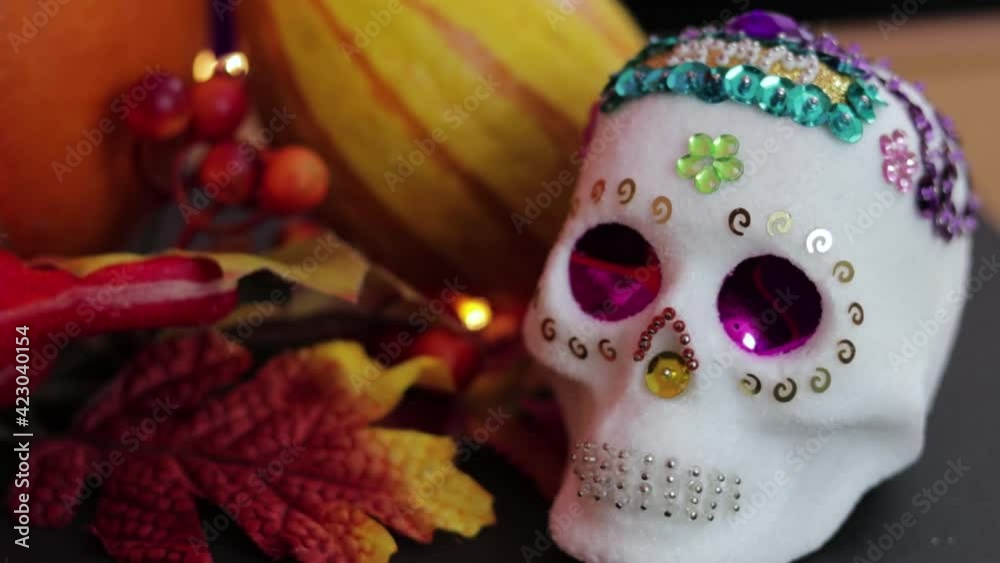 Mexican sugar skull (calaverita de azúcar). Ofrenda de día de muertos ...