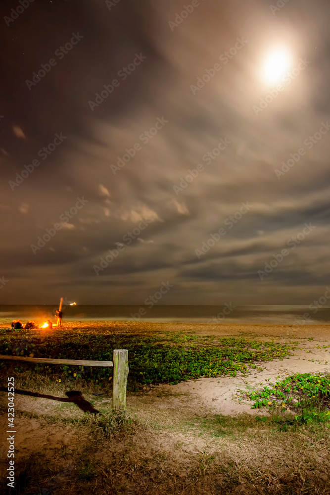 Fotografia do Stock: Luau ao redor de fogueira em praia de Balneário do ...