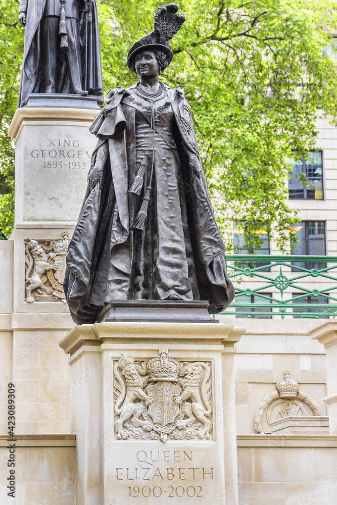 View of Bronze Statue of Queen Elizabeth (wife of King George VI) and ...