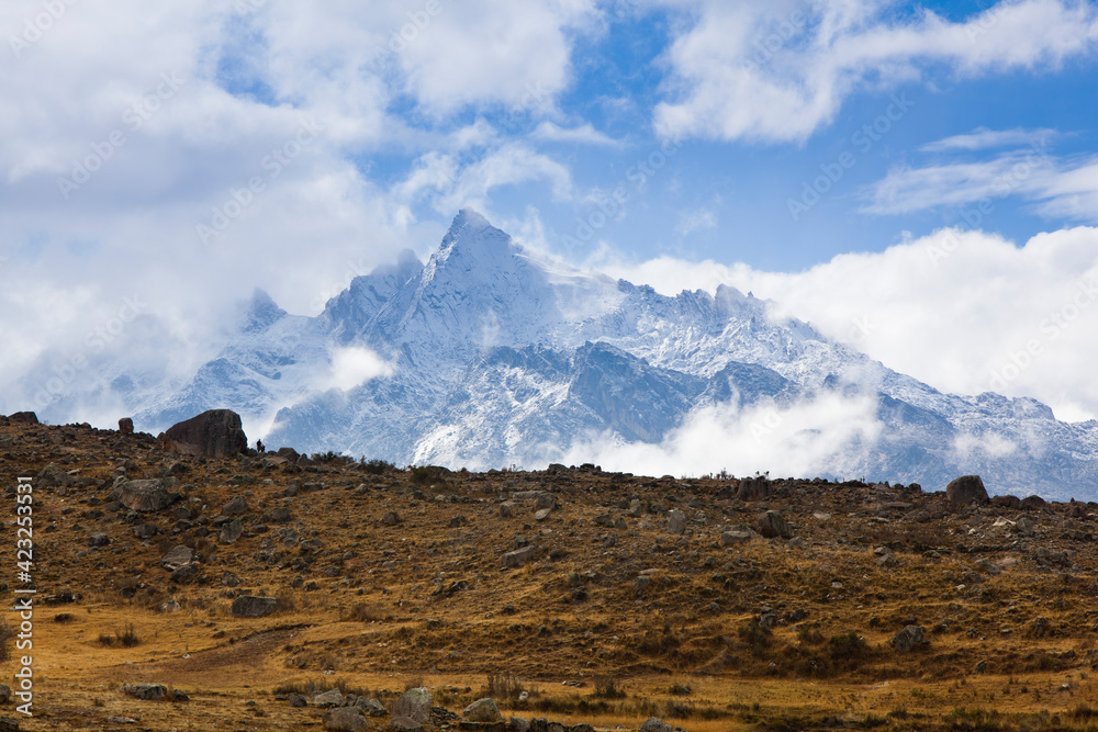 Foto de The peaks of the Cordillera Blanca as seen after a snow storm ...