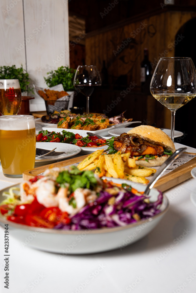 mesa servida con alimentos variados tipicos de la comida mediterranea ...