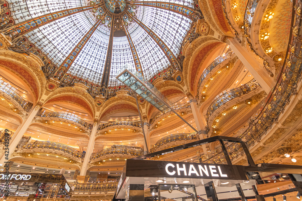 Vue de l'intérieur des Galeries Lafayette Haussmann à Paris, France ...
