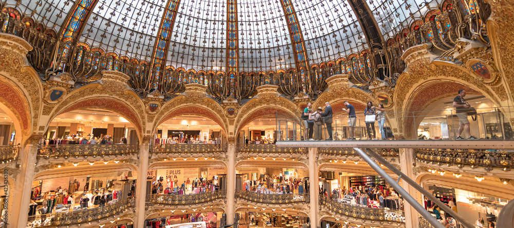 Vue de l'intérieur des Galeries Lafayette Haussmann à Paris, France ...